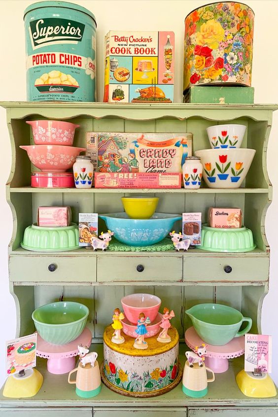 What is the Difference Between Antique, Retro & Vintage?